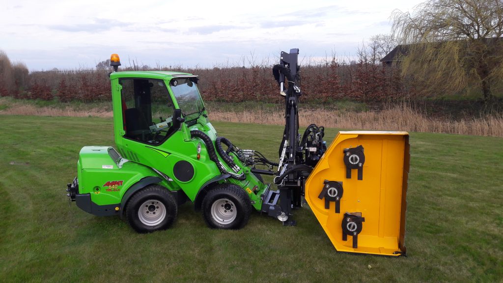 Avant 640 met maaiarm - Koopman Groen Onderhoud